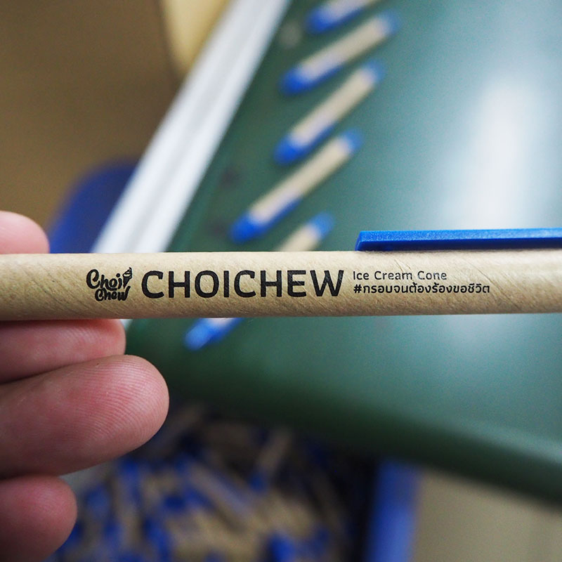 ผลงาน ปากกาพลาสติกสกรีนโลโก้ choi chew | โรงงานผลิตปากกาพร้อมสกรีนโลโก้ ...